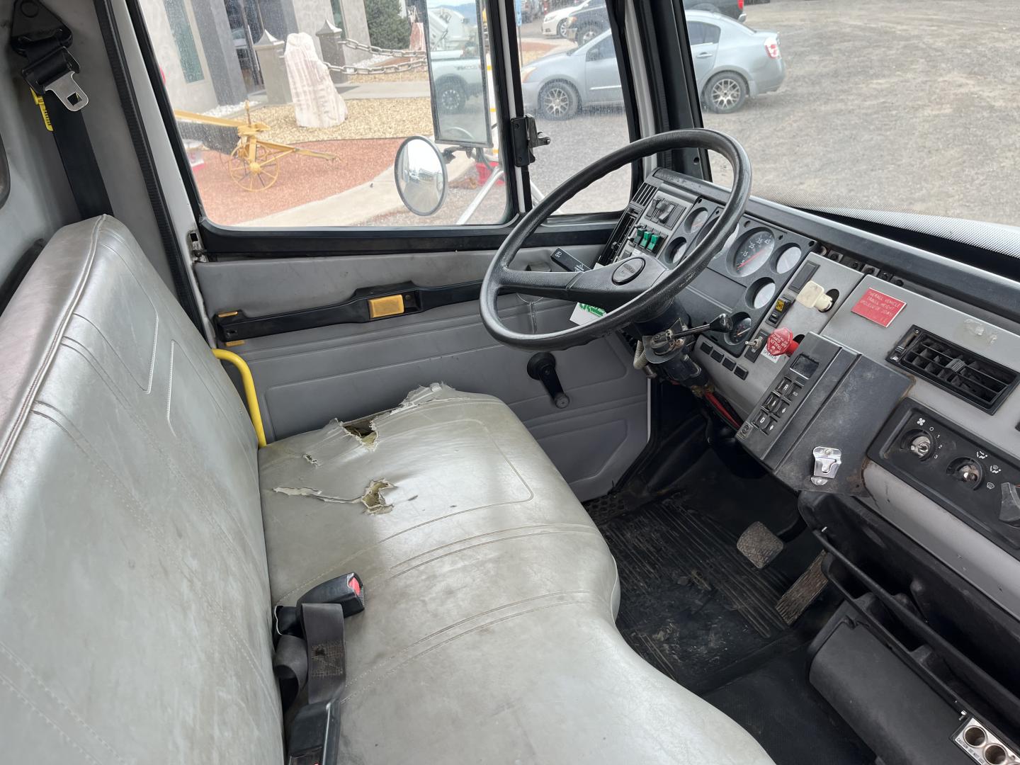 CAMION CON BROCA FREIGHTLINER FL80 - Venta de Maquinaria Wiebe